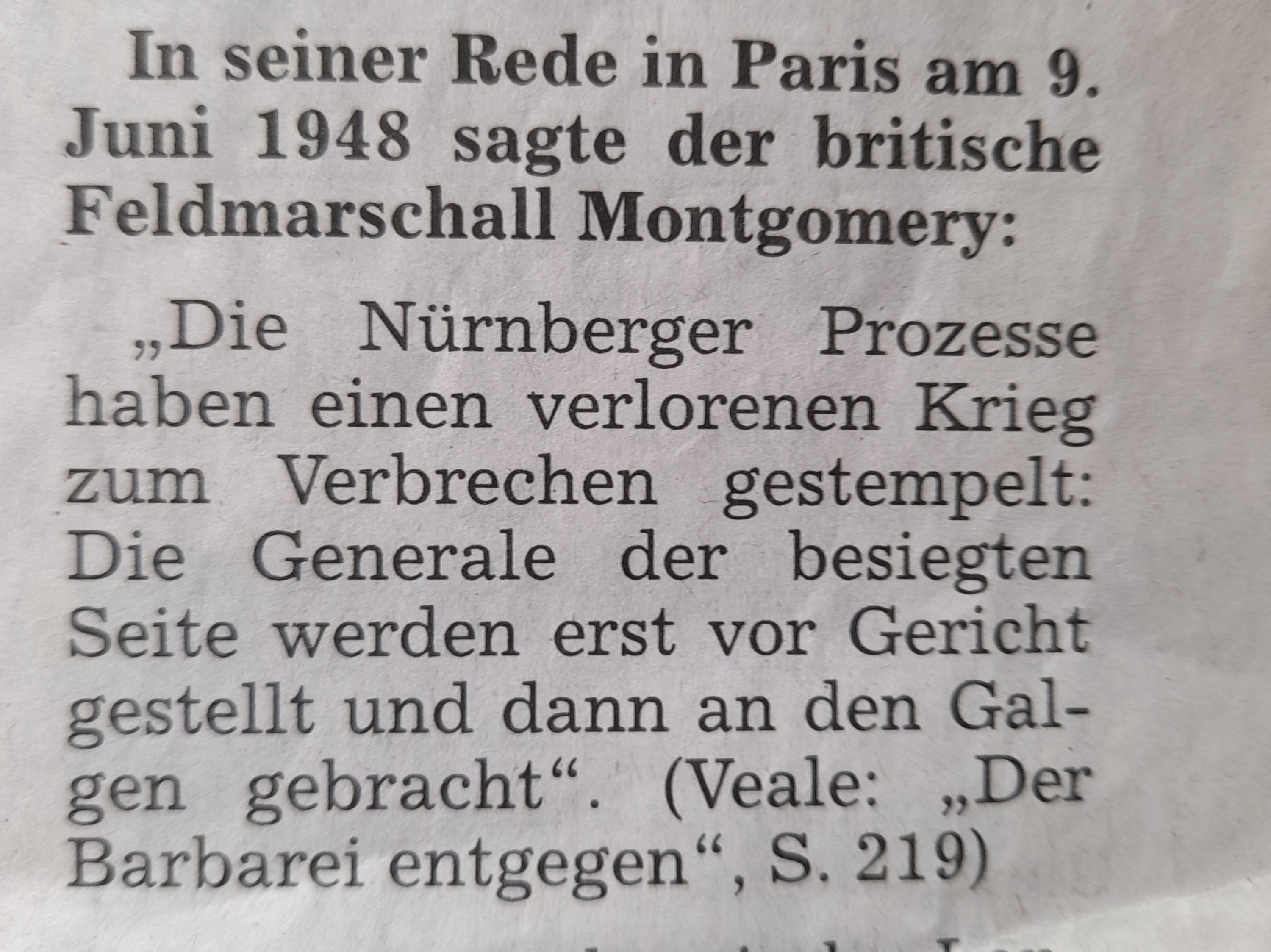 Der siegreiche König richtet sich auf seinem Thron ein und lässt seine ...